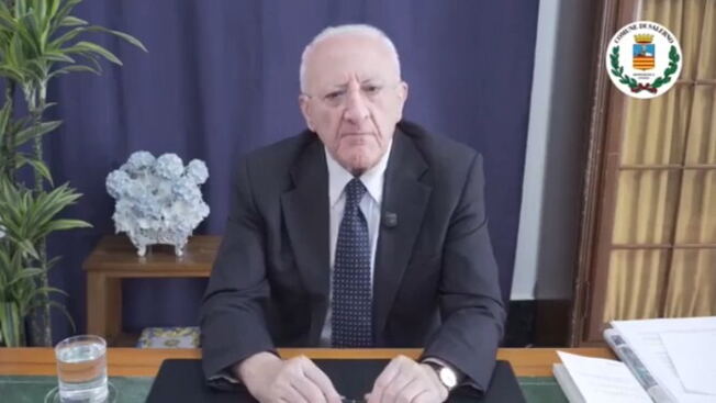 Salerno, la nuova crociata di Vincenzo De Luca: "Cafoni zero"