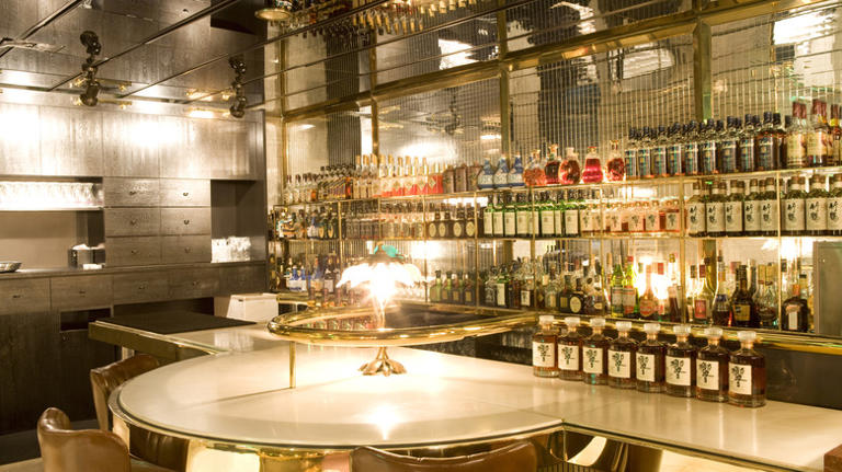 The practical reasons bars place mirrors behind their liquor selection