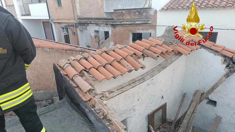 Nuoro, crolla il tetto di una vecchia abitazione nel quartiere di Santu ...