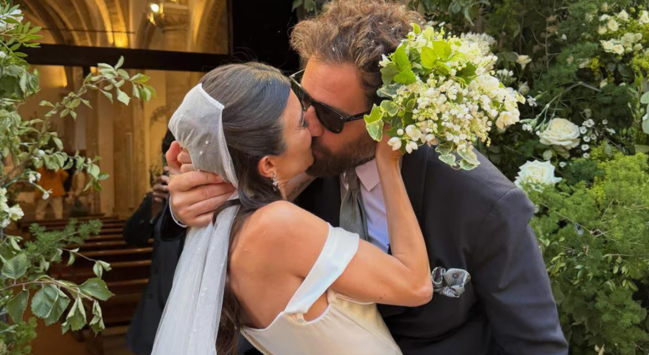 Tommaso Paradiso e Carolina Sansoni, i tre abiti da sposa: il bustino ...