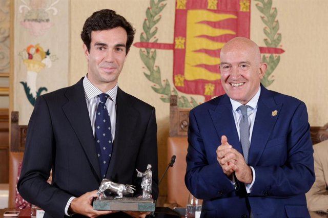 Carnero reconoce el trabajo de Santonja para "mantener viva la fiesta ...