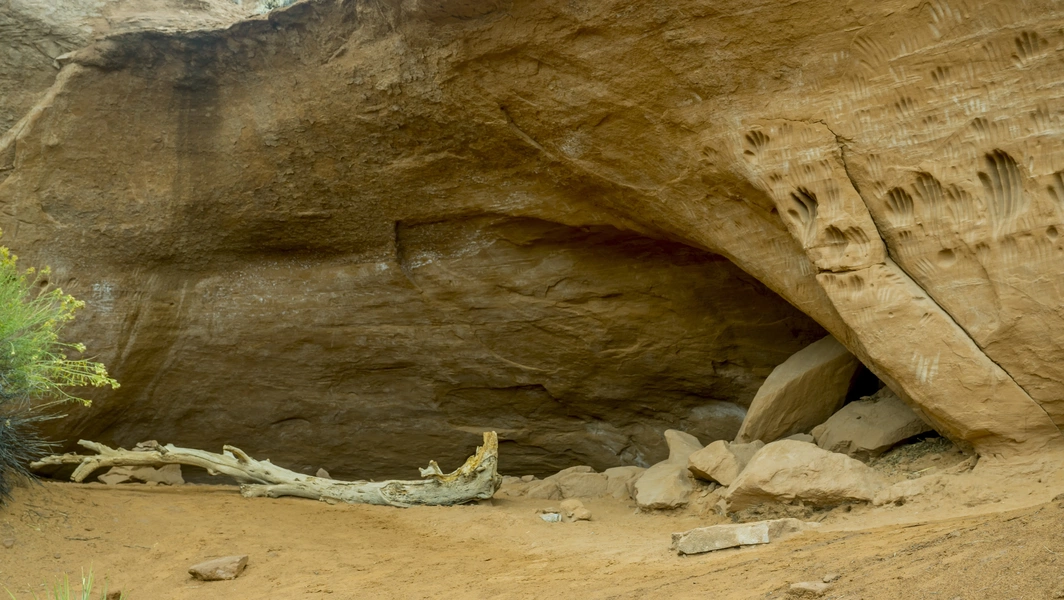 Ancient Neanderthal cave art and life at La Roche-Cotard