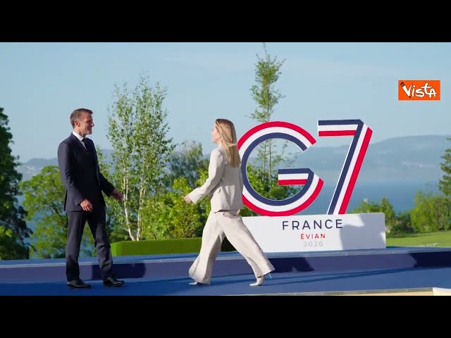 Meloni arriva al G7 Evian, baci sulle guance coi "padroni di casa ...