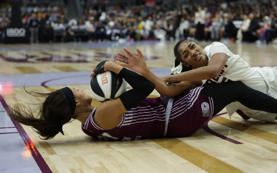 Isabelle Harrison ejected for flagrant foul on Angel Reese