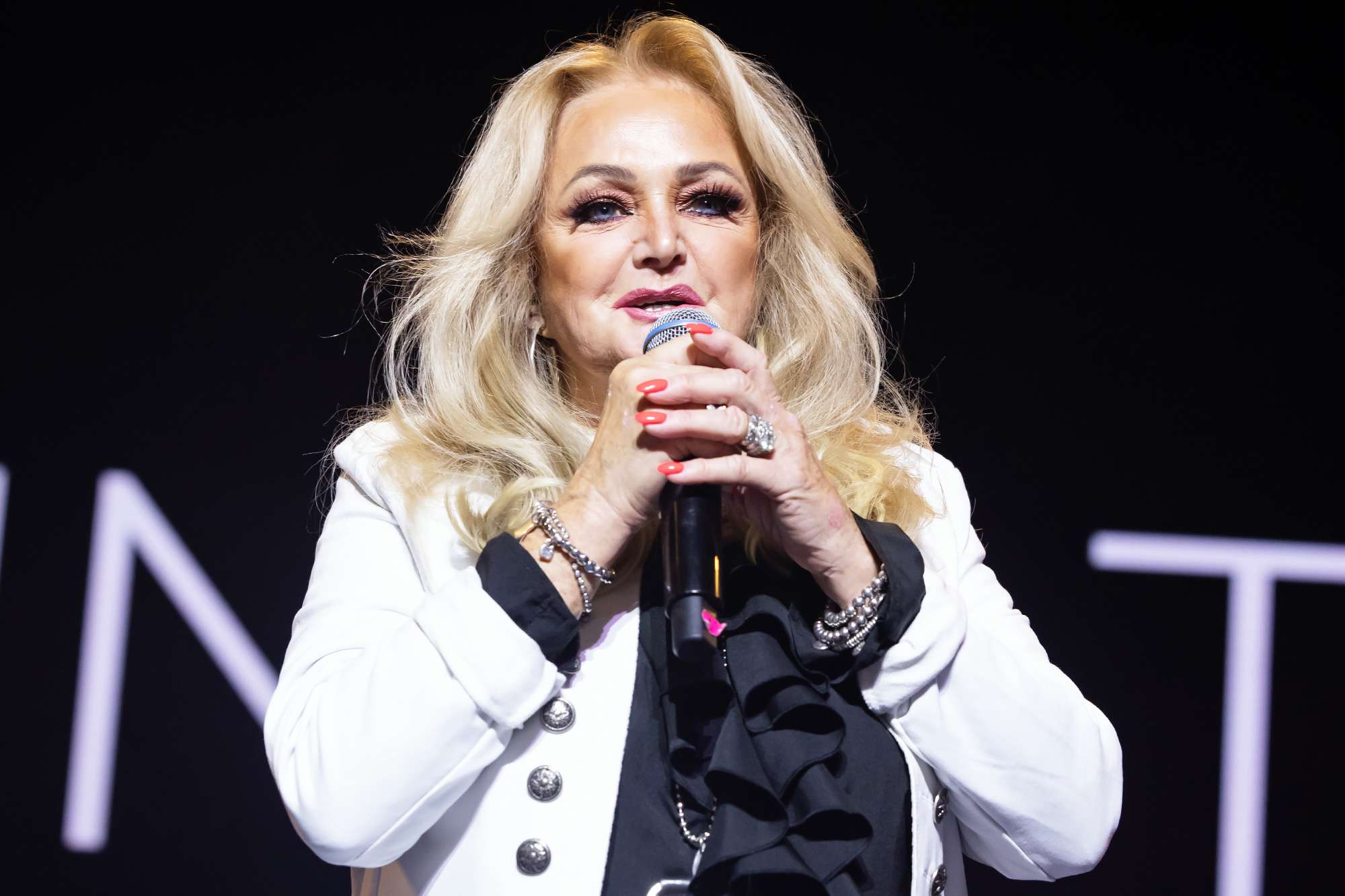 Bonnie Tyler wakes from coma 1 month after emergency surgery, but ...