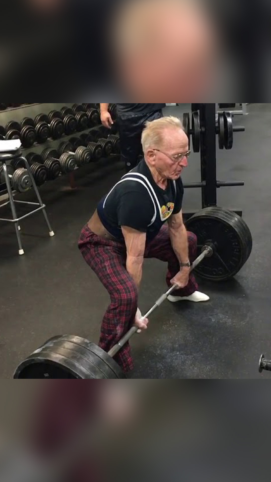 89-year-old stuns the fitness world with a massive 405lb deadlift