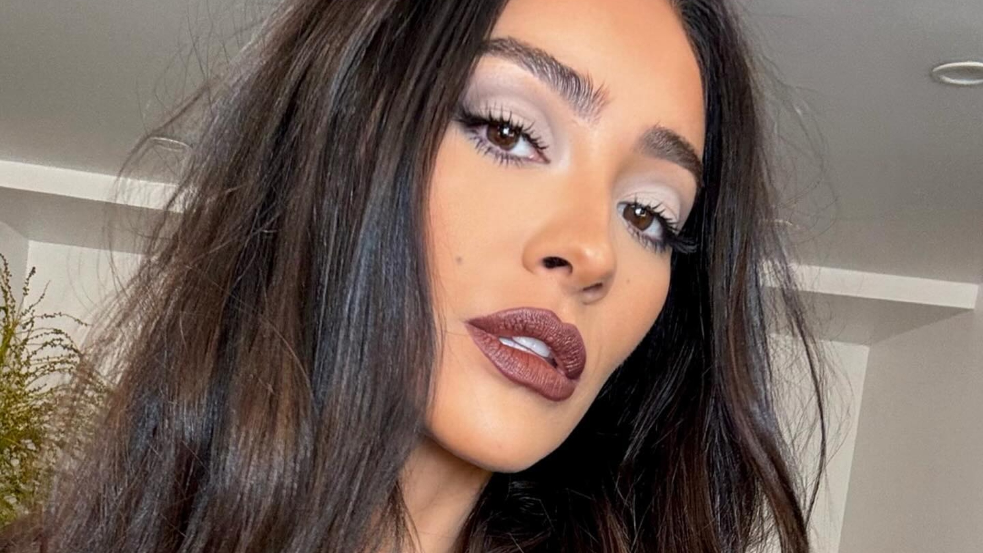 Shay Mitchell relance la tendance des robes scintillantes dans une ...