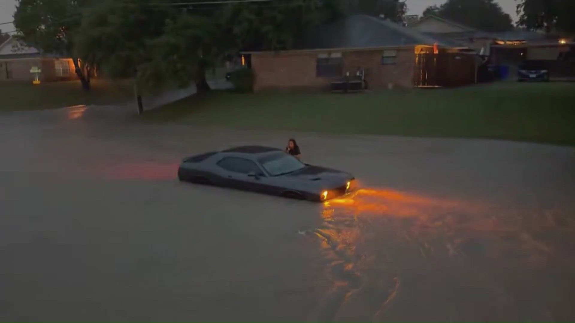 Flash flooding in Waco stops traffic on I-35