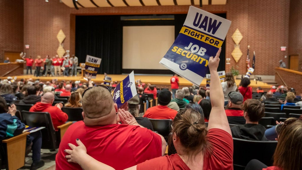 UAW members at American Axle ratify pending contract