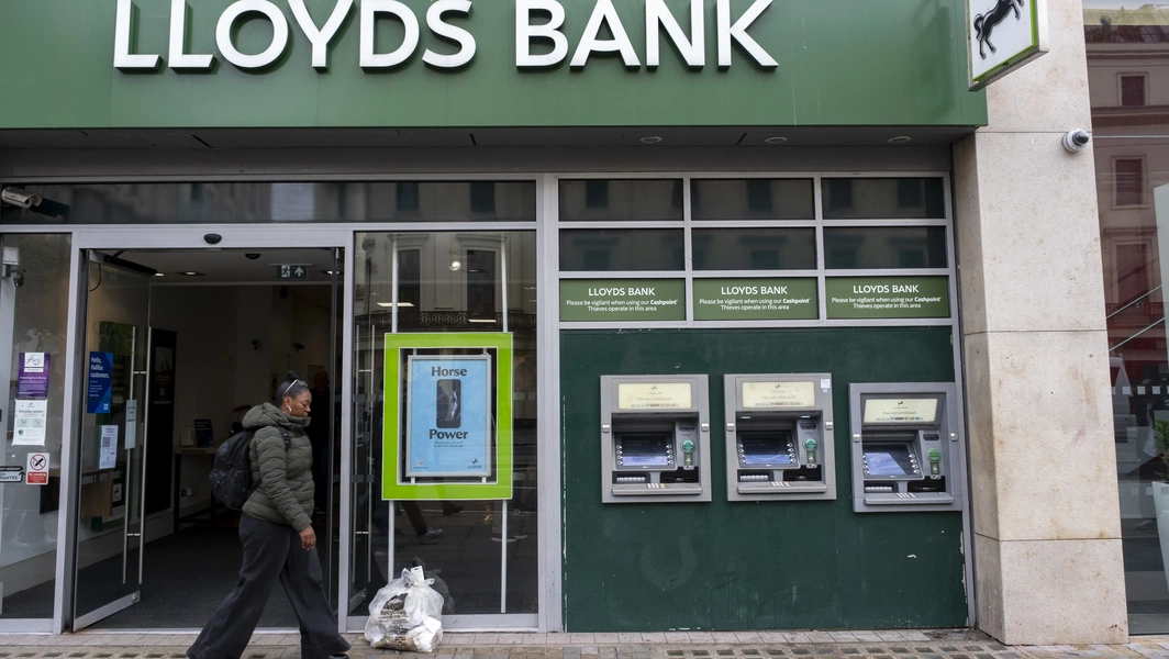 Lloyds to shut 79 more branches as network shrinks
