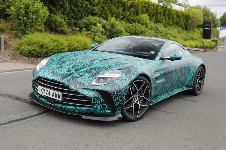 Aston Martin Vantage RS, stessa anima V8 ma ancora più potenza: il ...