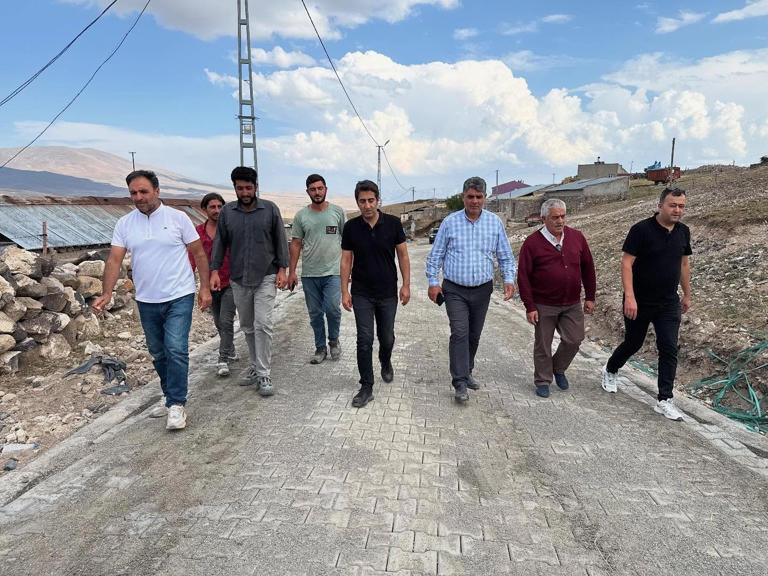 Sarıkamış Kaymakamı Aslantatar kilitli parke taşı çalışmaları yerinde gördü
