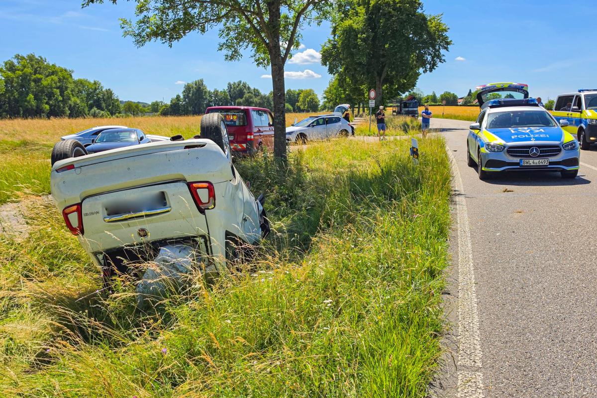 Unfall bei Stupferich: Auto überschlägt und landet auf Dach nach ...