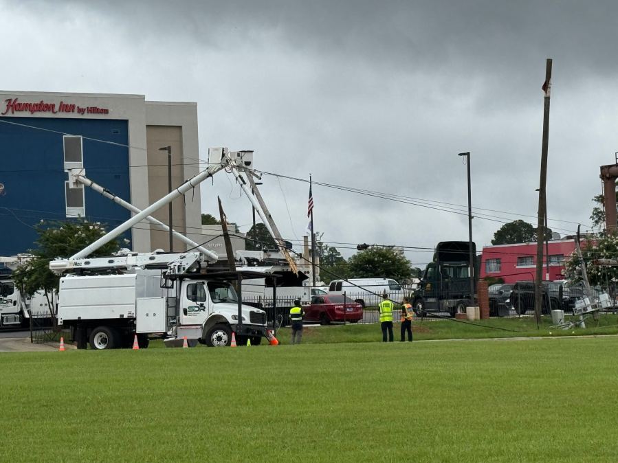 Shreveport airport shut down by power outage, fallen poles