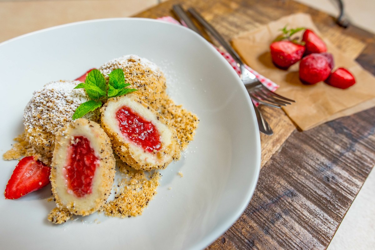 Süße Mahlzeit für Naschkatzen: Erdbeerknödel mit Quark und Butterbröseln