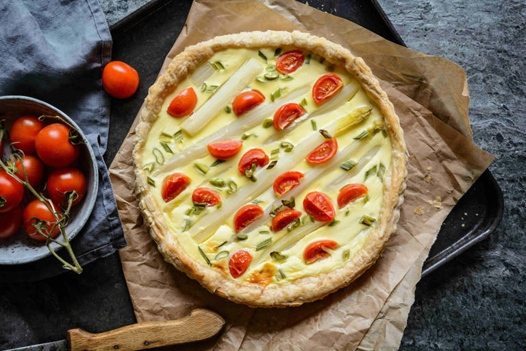 Ouderwets lekker: zo bak je zelf deze hartige taart met asperges en ...