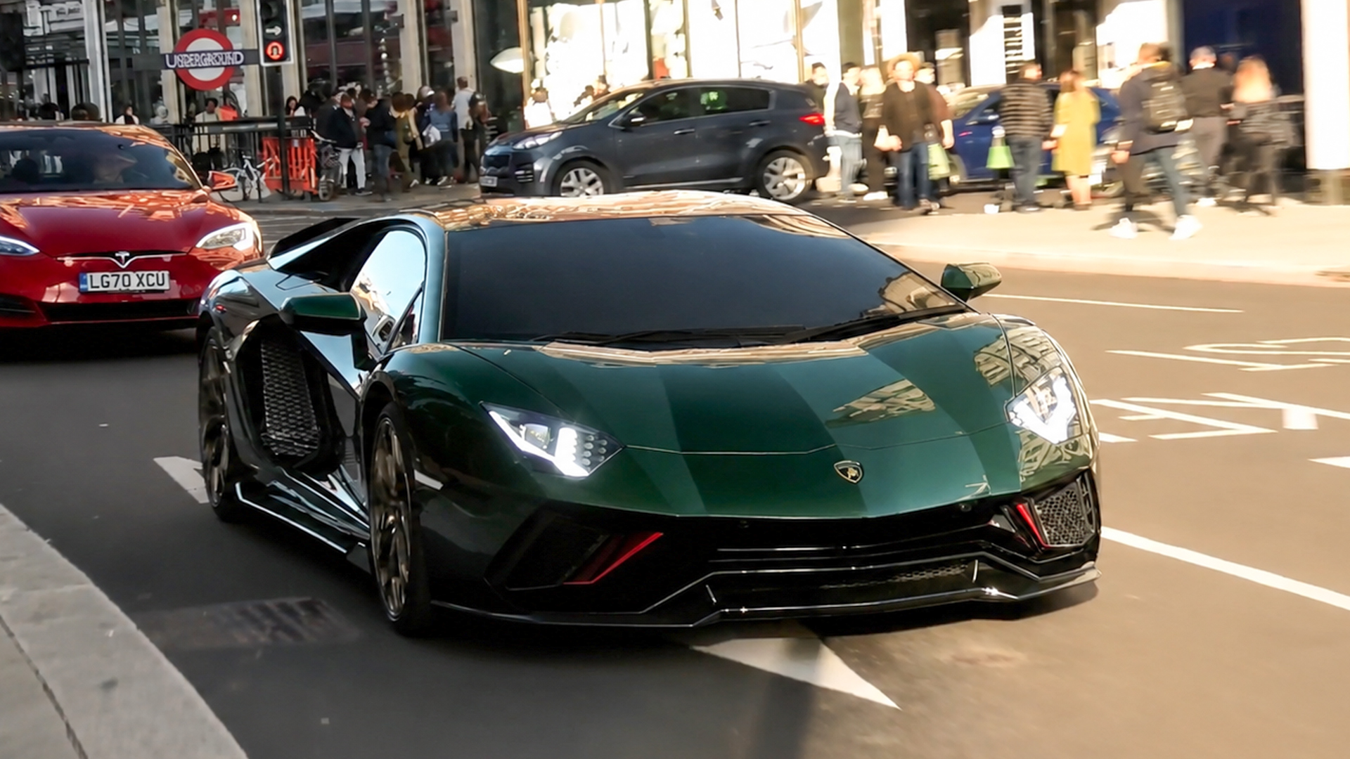 $800K Lamborghini Aventador SVJ Among London Traffic