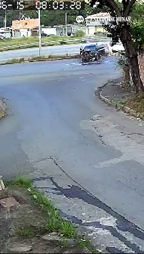 Carro capota na MG-010 e deixa quatro feridos