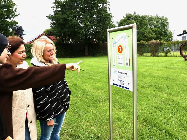 47 Teilnehmer kicken beim Fußballgolf durch Treckerreifen und Kofferraum