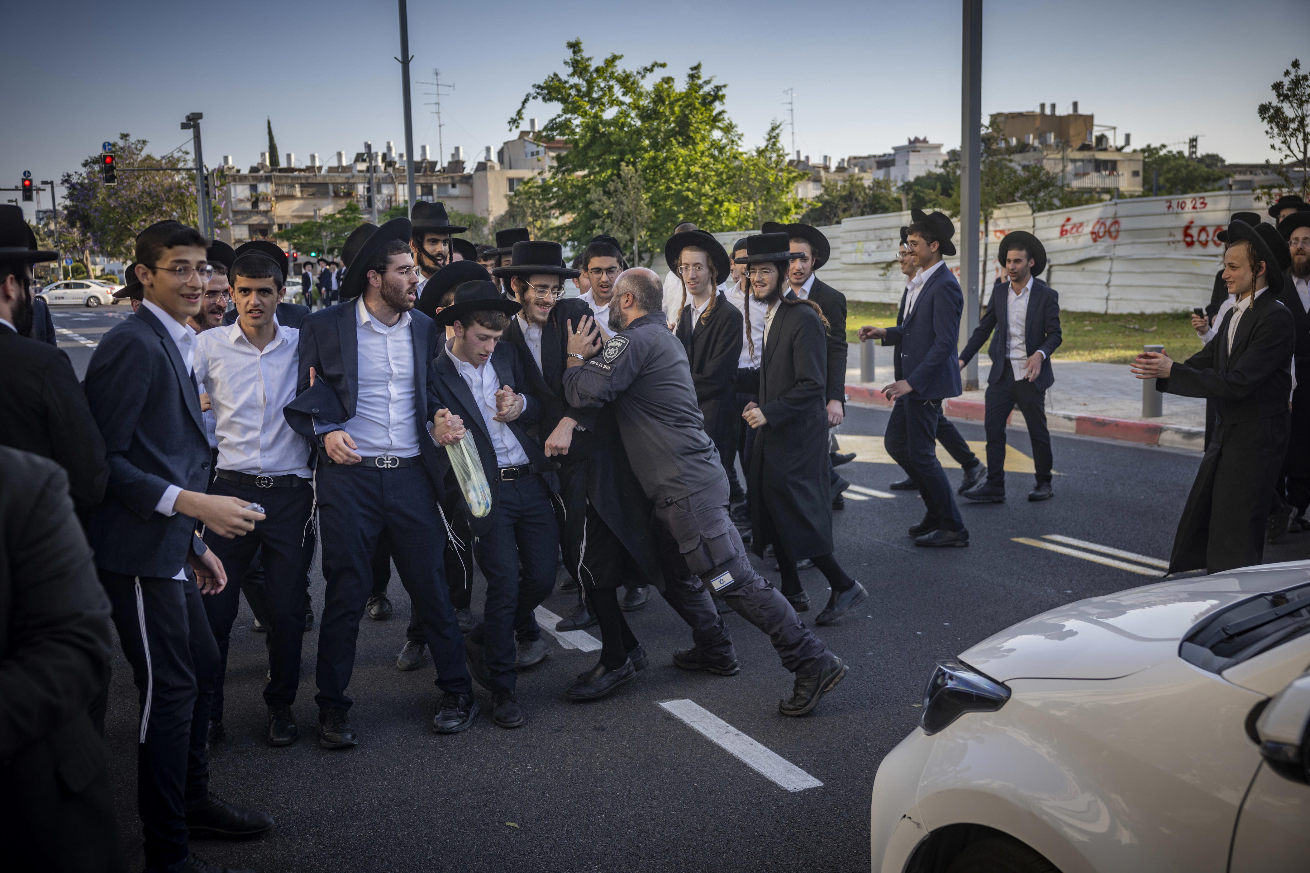 Police disperse haredi protest near Ofakim in response to draft-dodger ...