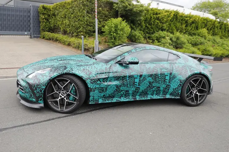 Aston Martin Vantage RS, stessa anima V8 ma ancora più potenza: il ...