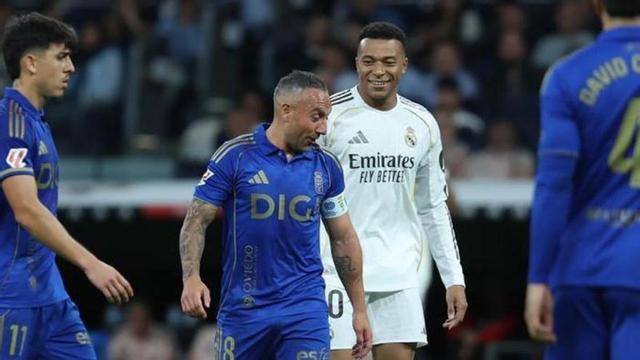 Santi Cazorla, presente en un partido solidario de veterano en Marbella