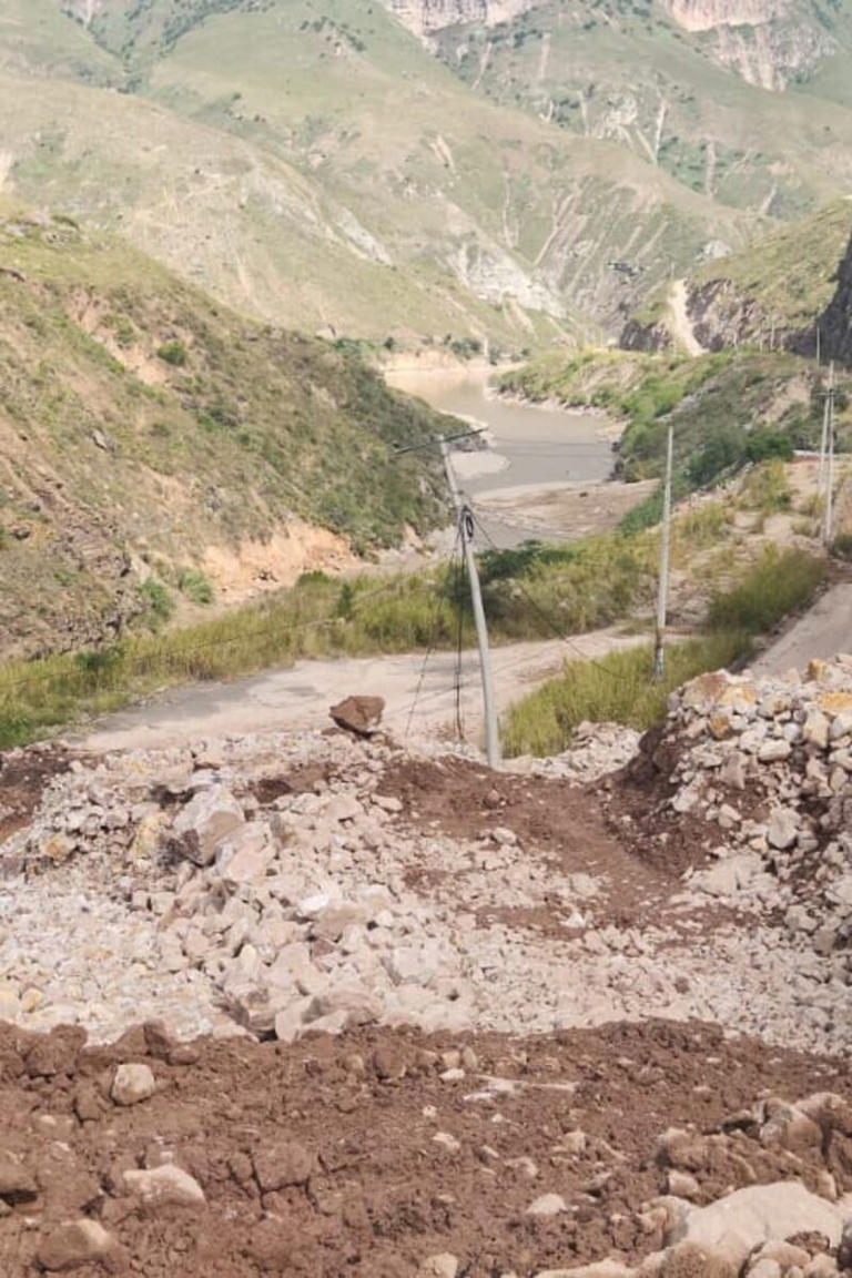 La vía Cuenca-Girón-Pasaje sigue bloqueada: retiran toneladas de tierra ...