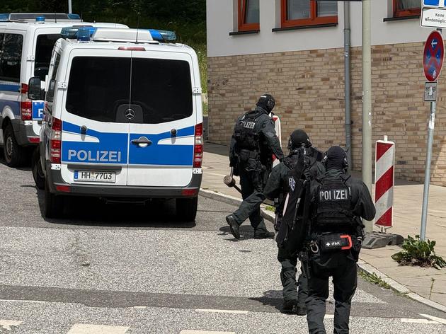 Ein Mensch nach Schüssen verletzt