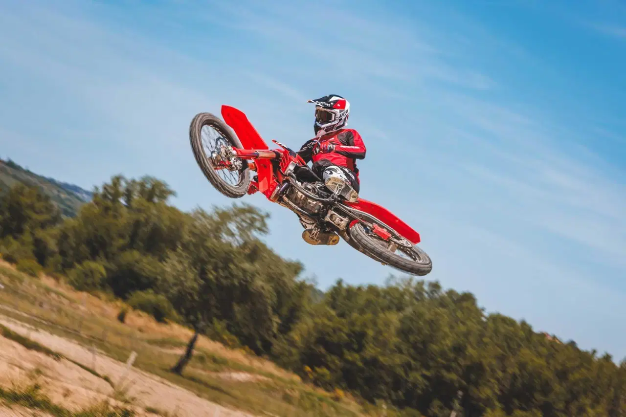 Beta presenta la gamma cross 2027. Nuova la 250 4t