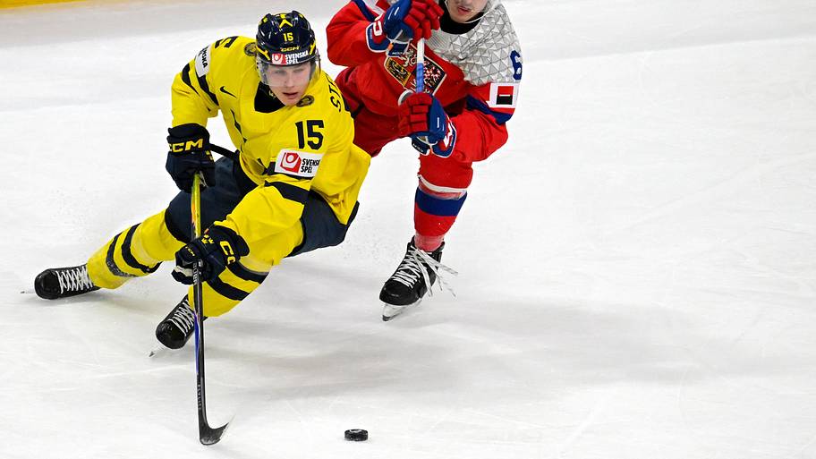 Why the Blackhawks are hoping for Ivar Stenberg to fall