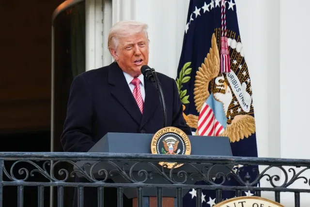 Trump escala la presión comercial y amenaza con gravar al 100% los ...