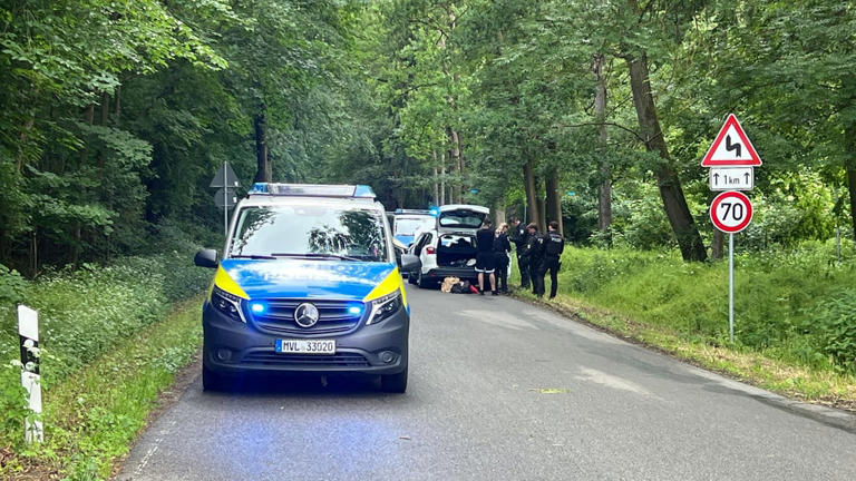 Männer schleichen auffällig um das umzäunte Gelände: Zeuge ruft die Polizei