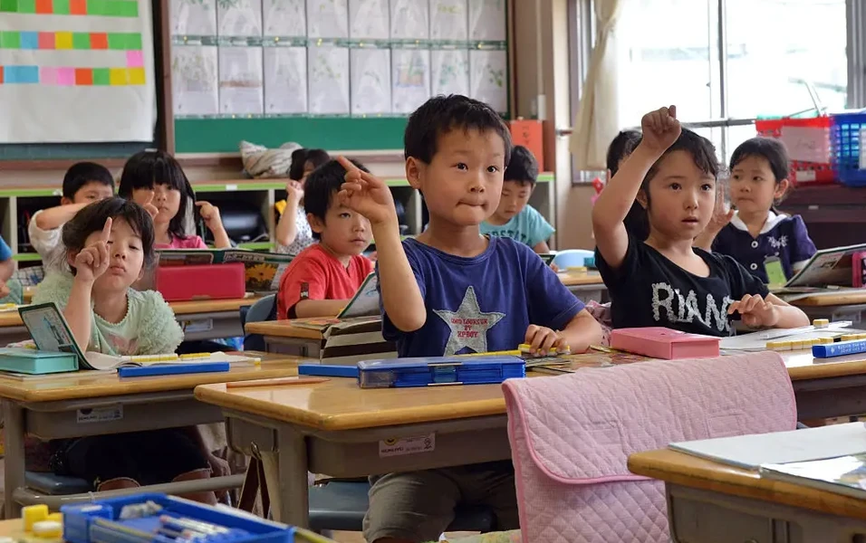 Study links school systems to balance of genetics and family background ...