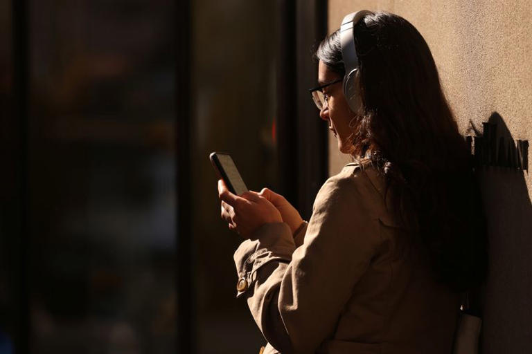 AI-referred US shoppers browse longer, spend more per visit, data shows