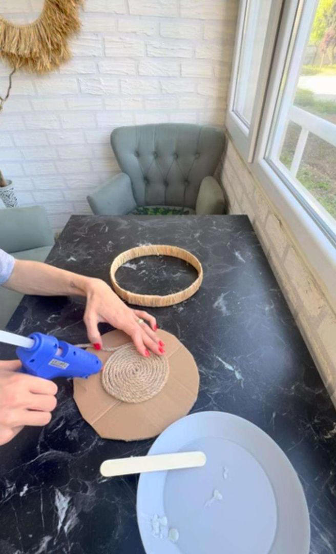 Bandeja de ráfia DIY: Crie uma peça elegante com materiais simples