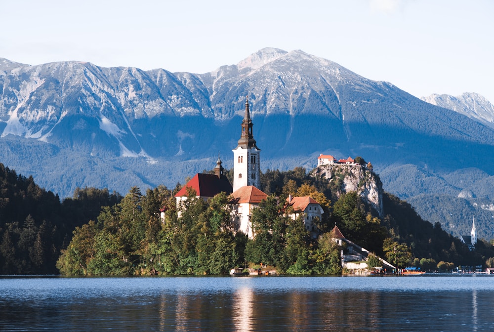 24 lakes around the world that look too beautiful to be real