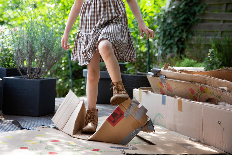 Regenwürmer im Garten: Warum jetzt alle ein Stück Pappe ins Beet legen