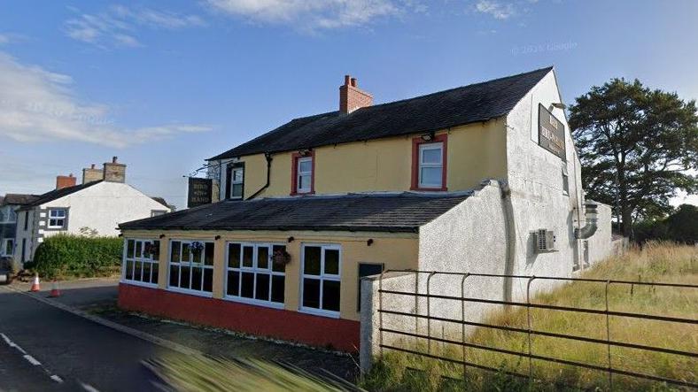 Restaurant employing illegal workers loses licence