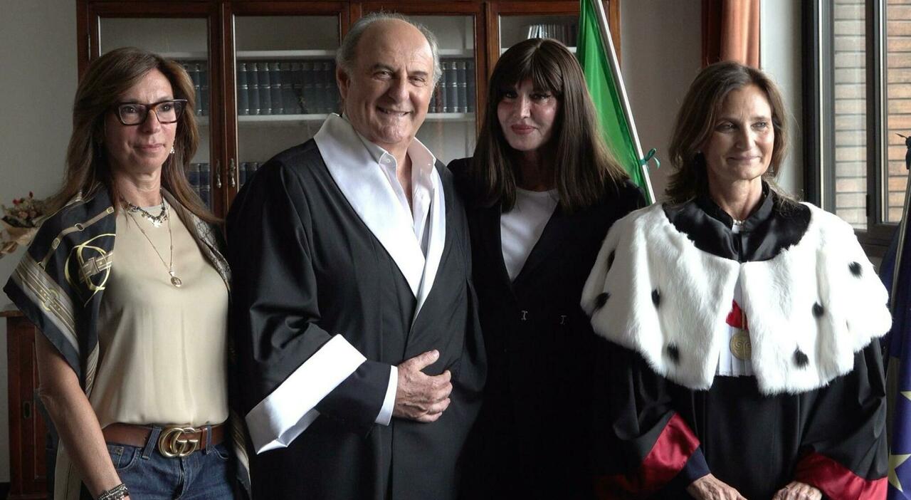 Gerry Scotti riceve la laurea ad honorem e diventa “dottor Scotti ...