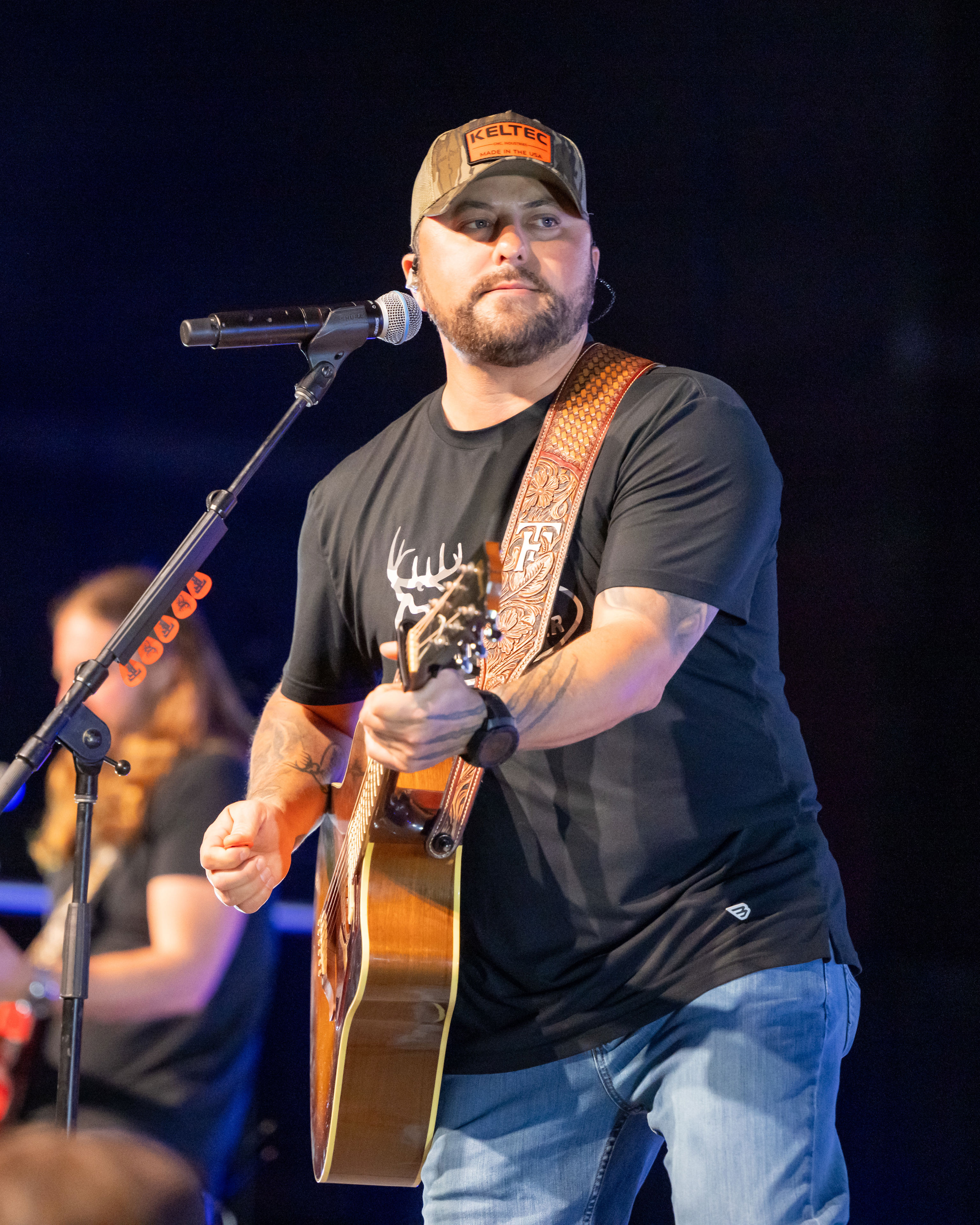 Country singer hospitalized over farming accident, cancels festival ...