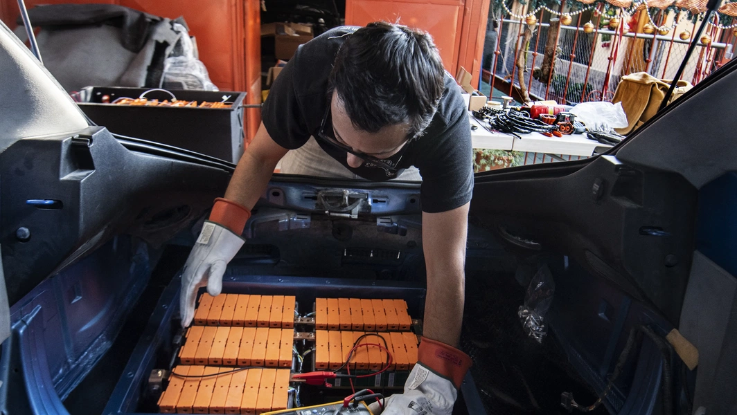 Safe steps for disconnecting and reconnecting car batteries