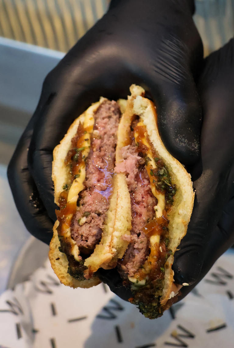 Lanzan la hamburguesa mundialista “anulo mufa” como cábala para la ...