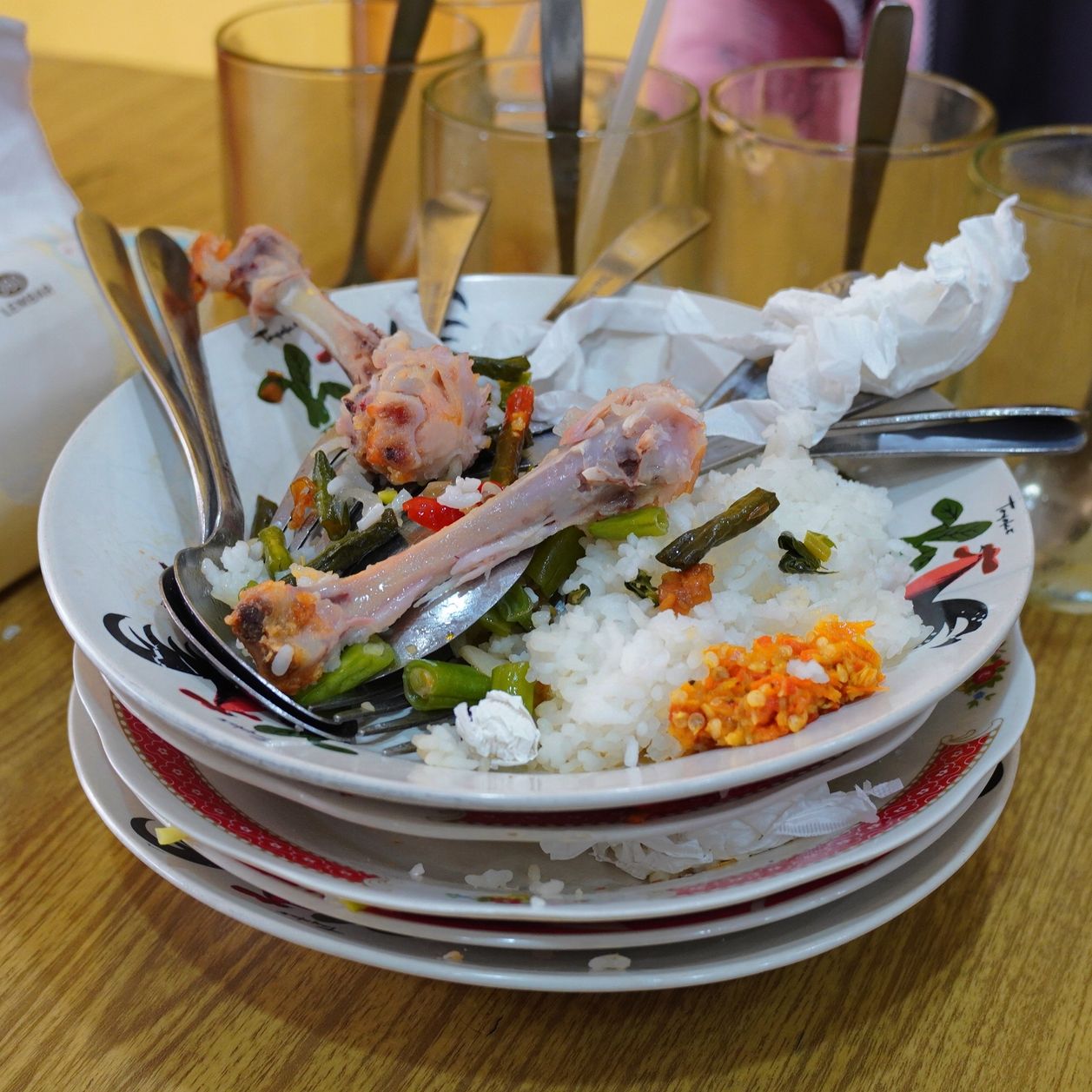 « Vous croyez nous aider » : pourquoi empiler vos assiettes au ...