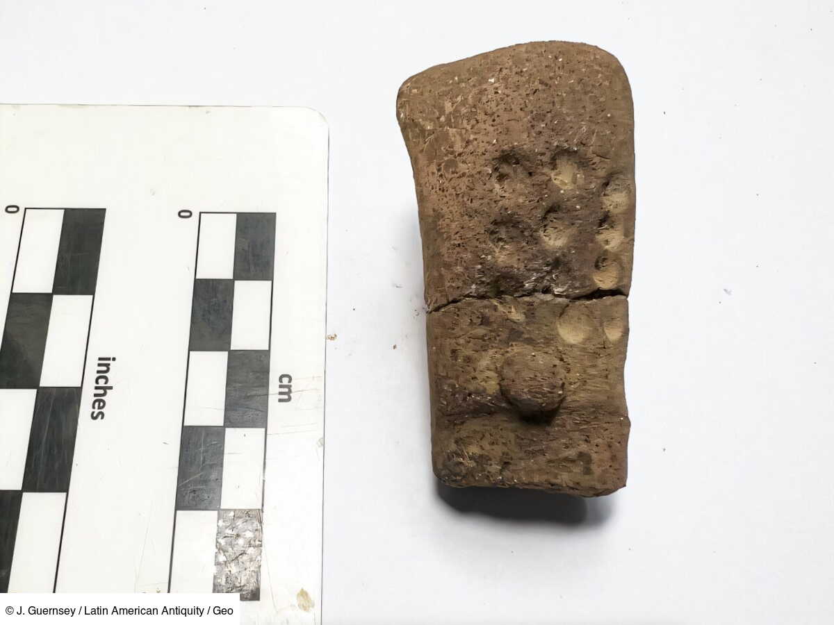 De petits points ont été découverts sur une figurine sculptée il y a ...