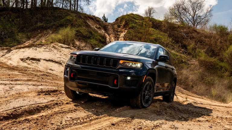 Les versions Trailhawk et Overland font un retour dans le Jeep Grand ...