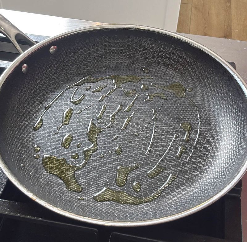 15 common mistakes people make when cooking with onions