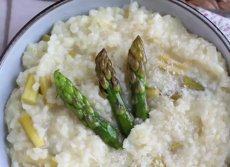 Yeşil kuşkonmaz ve parmesanlı risotto