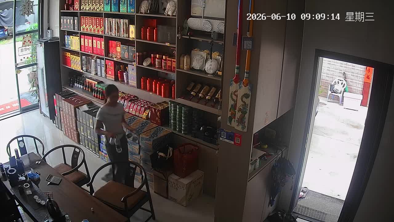 Woman discovers snake after organizing umbrellas indoors in Guangdong ...