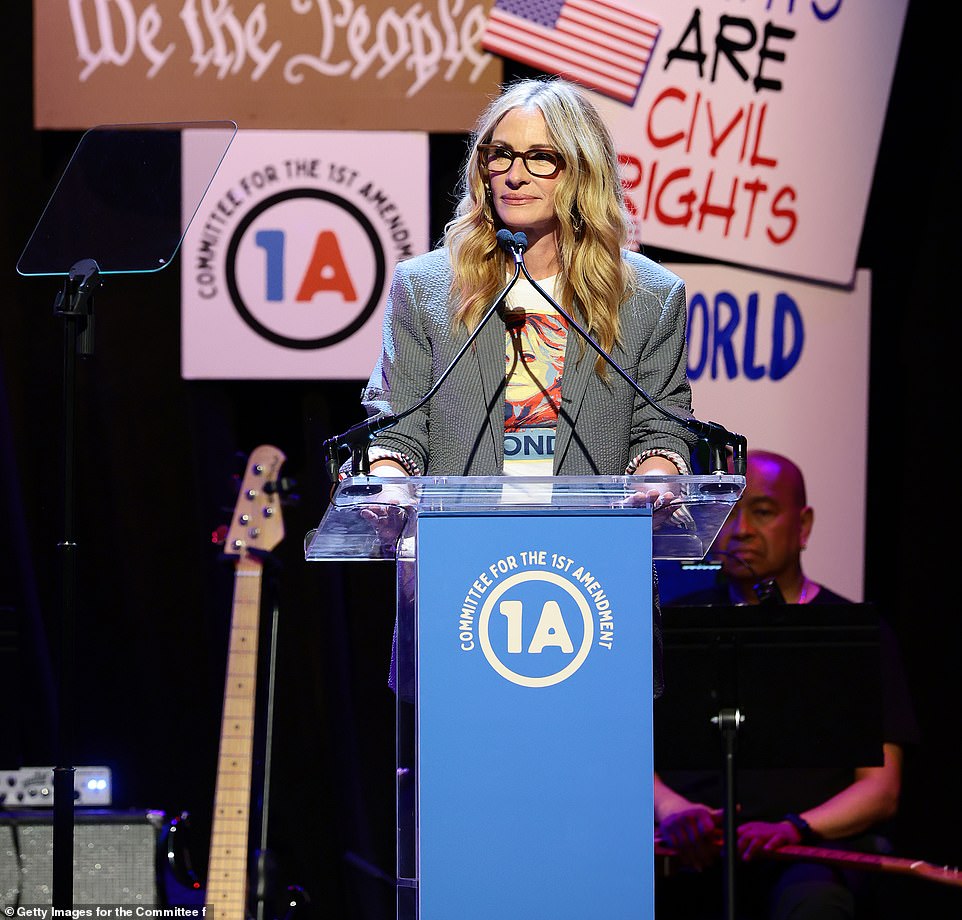 Julia Roberts joins stars at First Amendment event