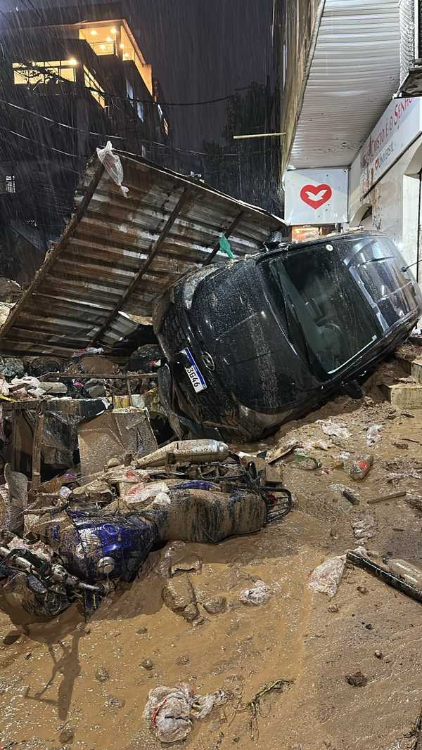 Chuva causa transtornos em vários bairros do Rio, e barranco desliza na ...